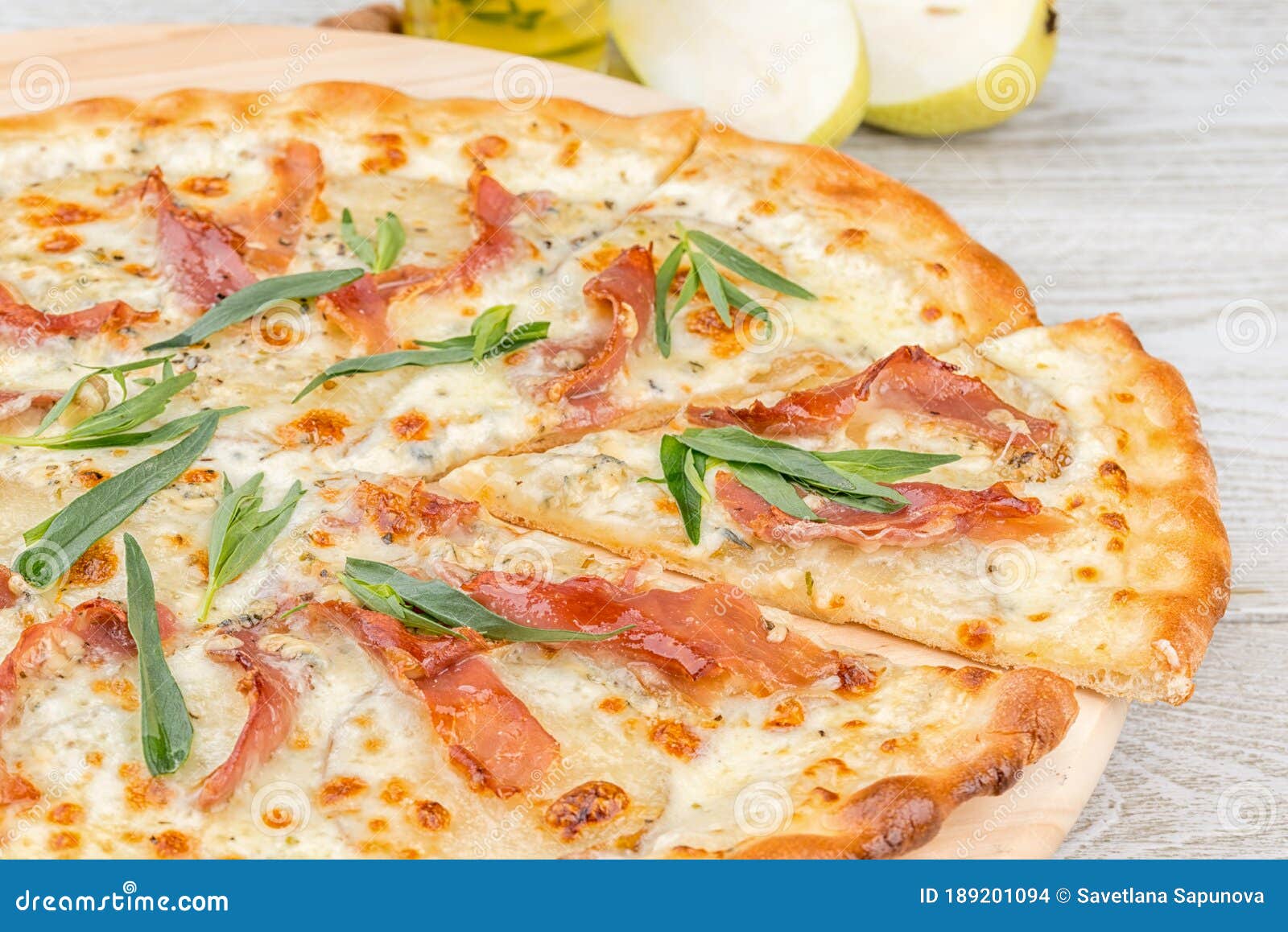 Pizza Com Bacon E Ervas Numa Placa De Madeira Foto de Stock - Imagem de ...