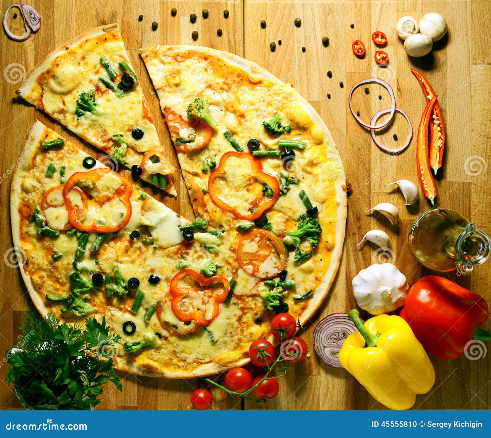 Pizza Com Ervas E Azeite Dos Vegetais Foto de Stock - Imagem de fundo ...