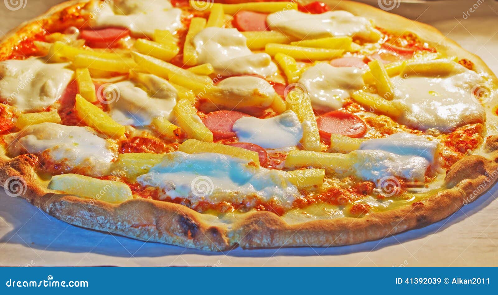 Pizza Com Salsicha E Batatas Fritas Imagem de Stock - Imagem de ...