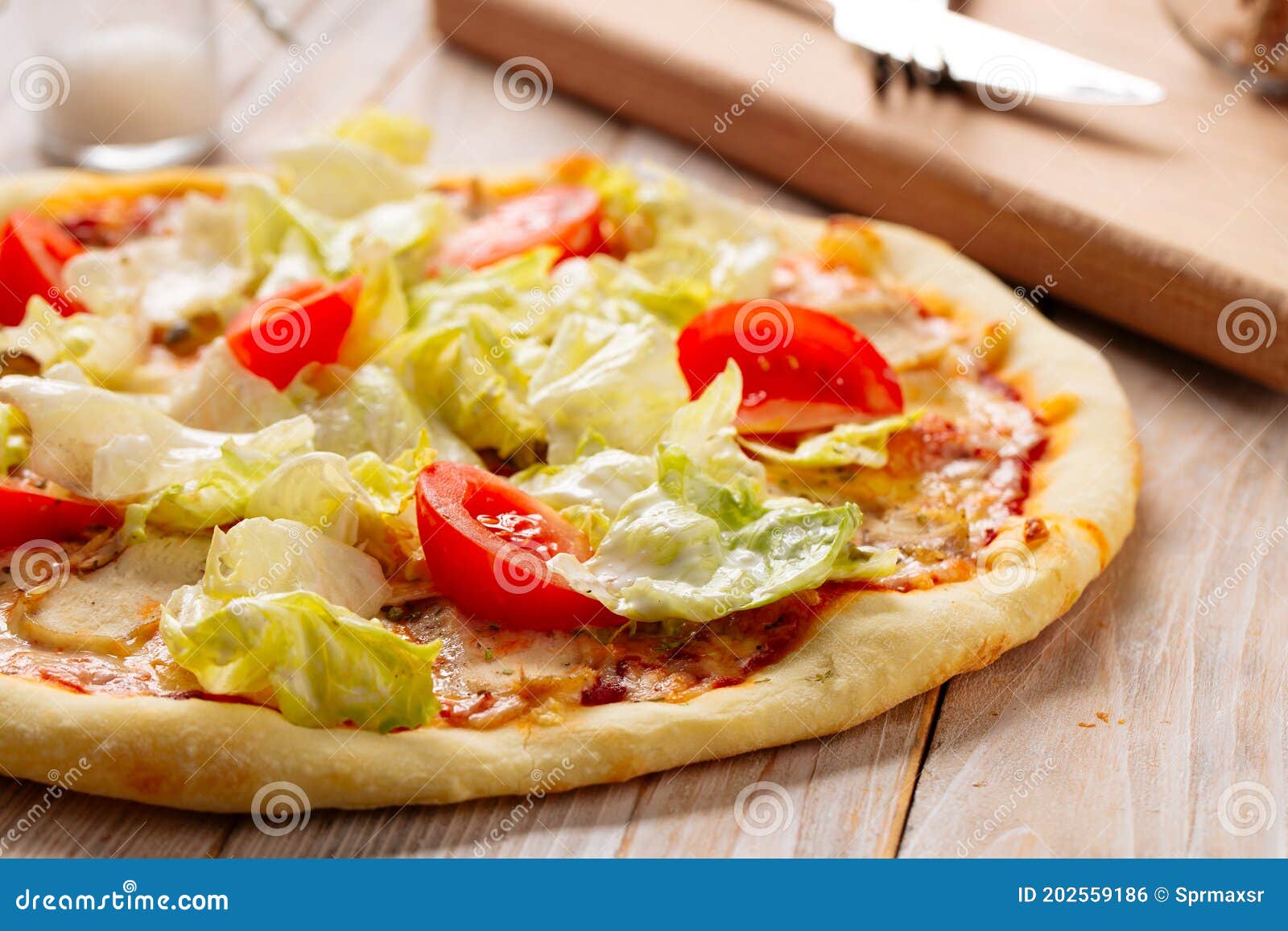 Pizza Con Caesar De Pollo Con Tomates Y Lechuga Foto de archivo ...