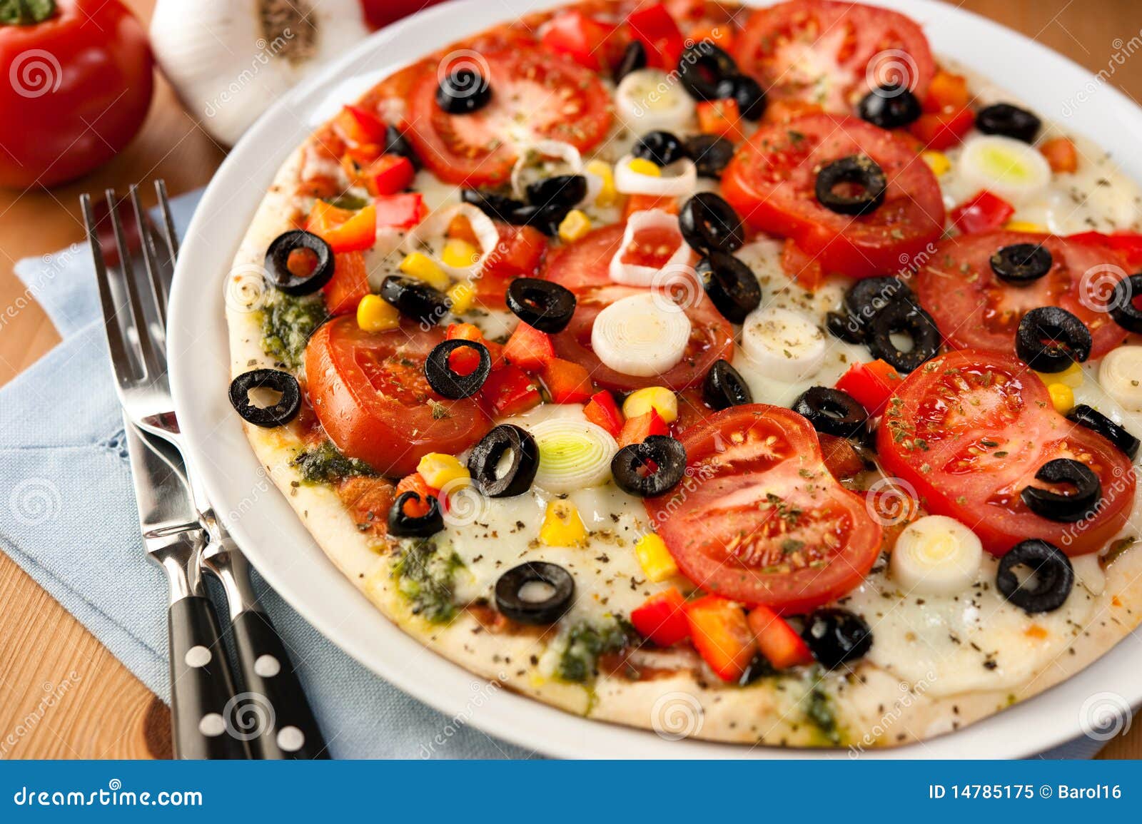 Pizza Con La Mozzarella E Le Verdure Immagine Stock - Immagine di mais ...