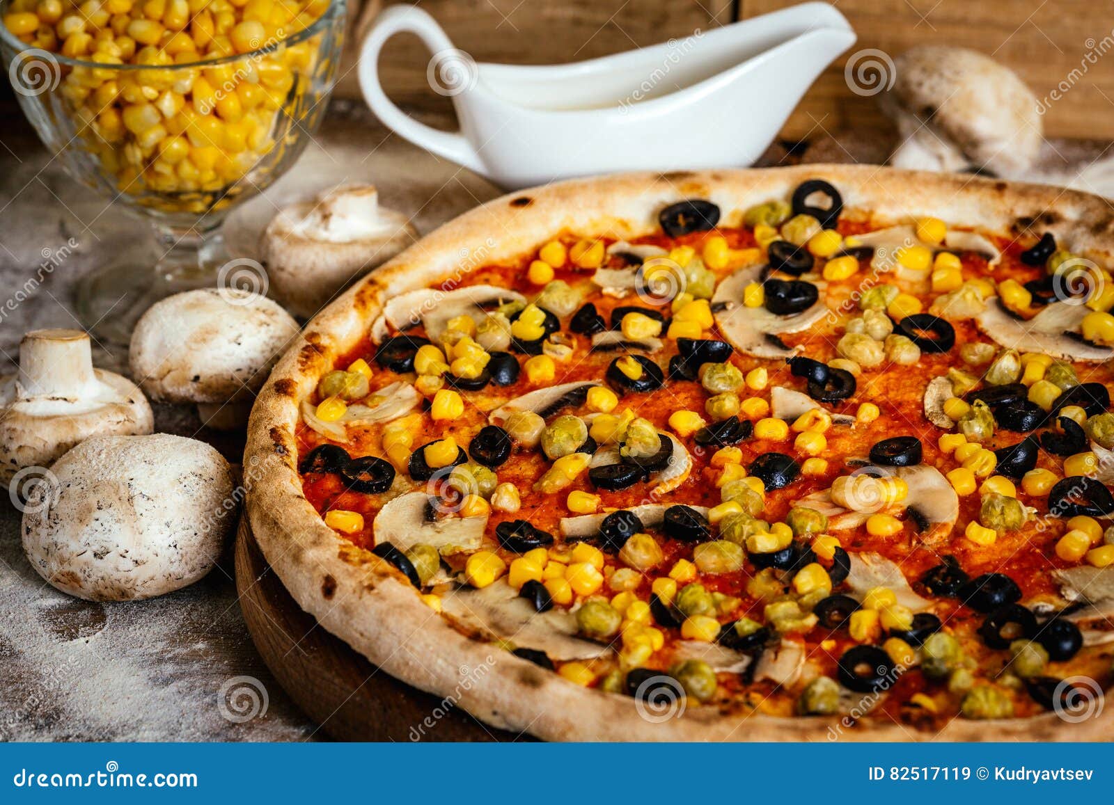 Pizza Con Maíz, Aceitunas Y Setas Imagen de archivo - Imagen de carne ...