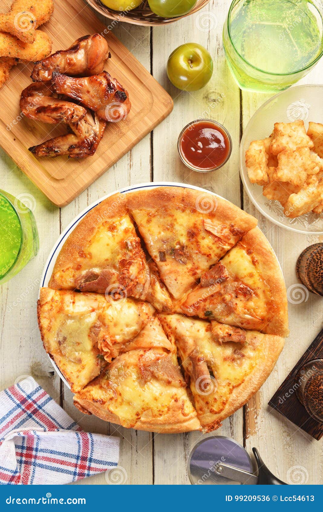 Pizza Coreana Del Cerdo Del Kimchi Foto de archivo - Imagen de corte ...