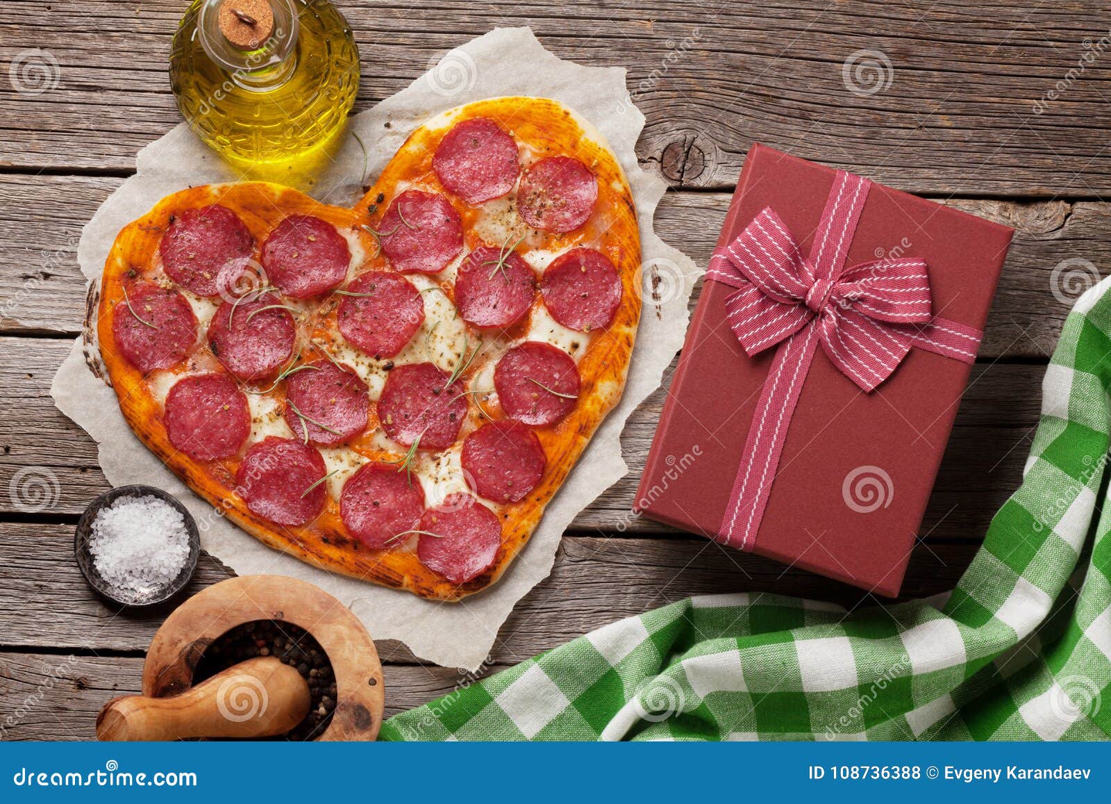 Pizza dada forma coração foto de stock. Imagem de italiano - 108736388