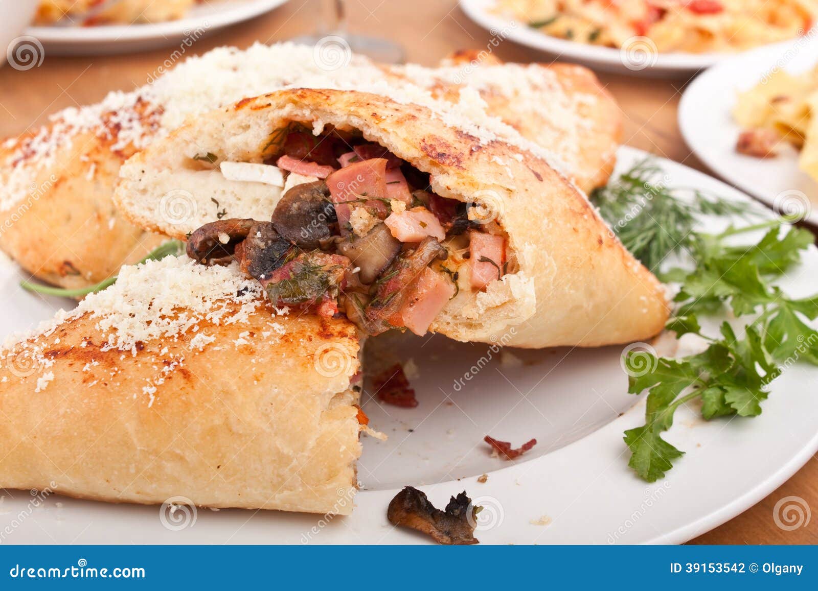 Pizza De Calzone Com Cogumelos E Presunto Foto de Stock - Imagem de ...