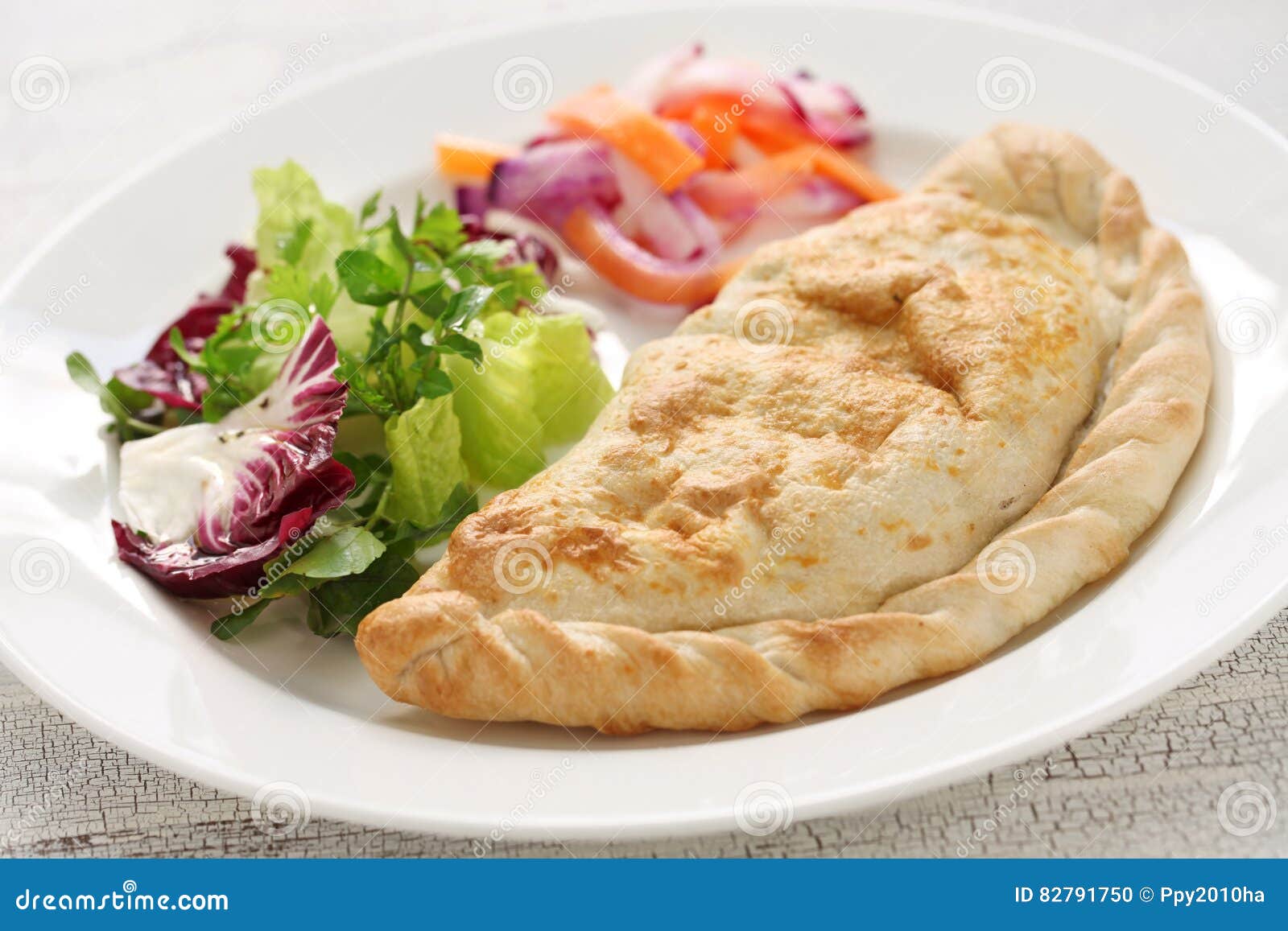 Pizza De Calzone, Comida Italiana Foto de archivo - Imagen de horno ...