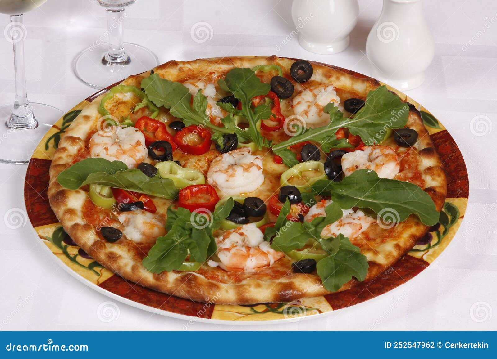 Pizza de gambas foto de archivo. Imagen de cena, plato - 252547962