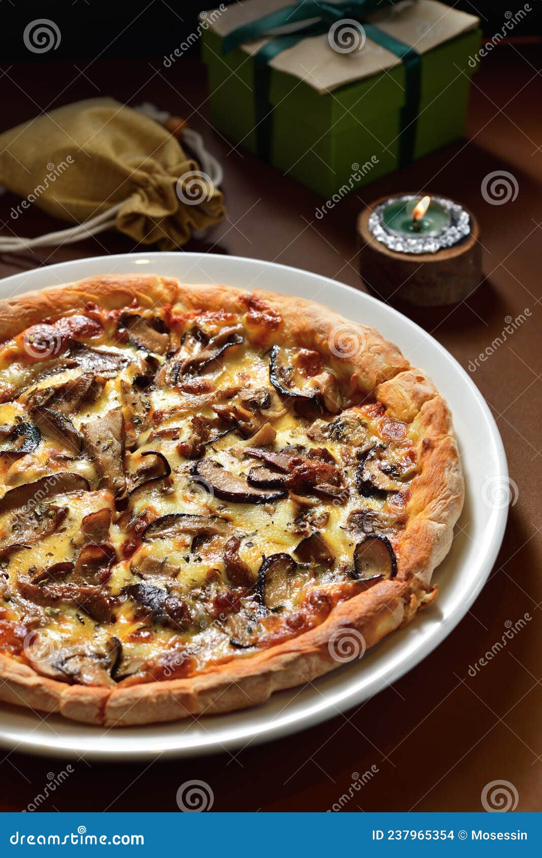 Pizza de hongos foto de archivo. Imagen de primer, thanksgiving - 237965354