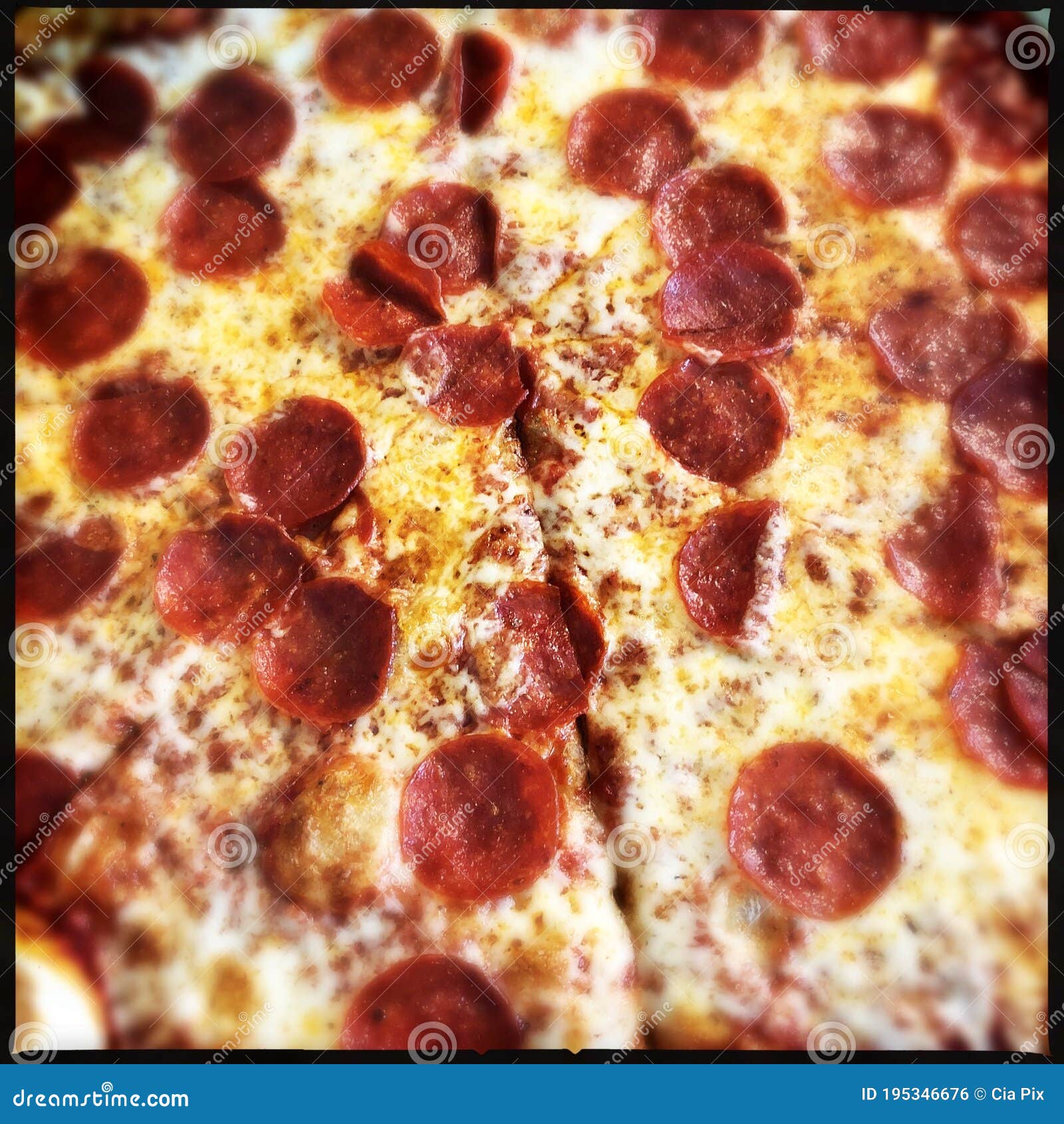 Pizza de pepperoni foto de archivo. Imagen de listo - 195346676