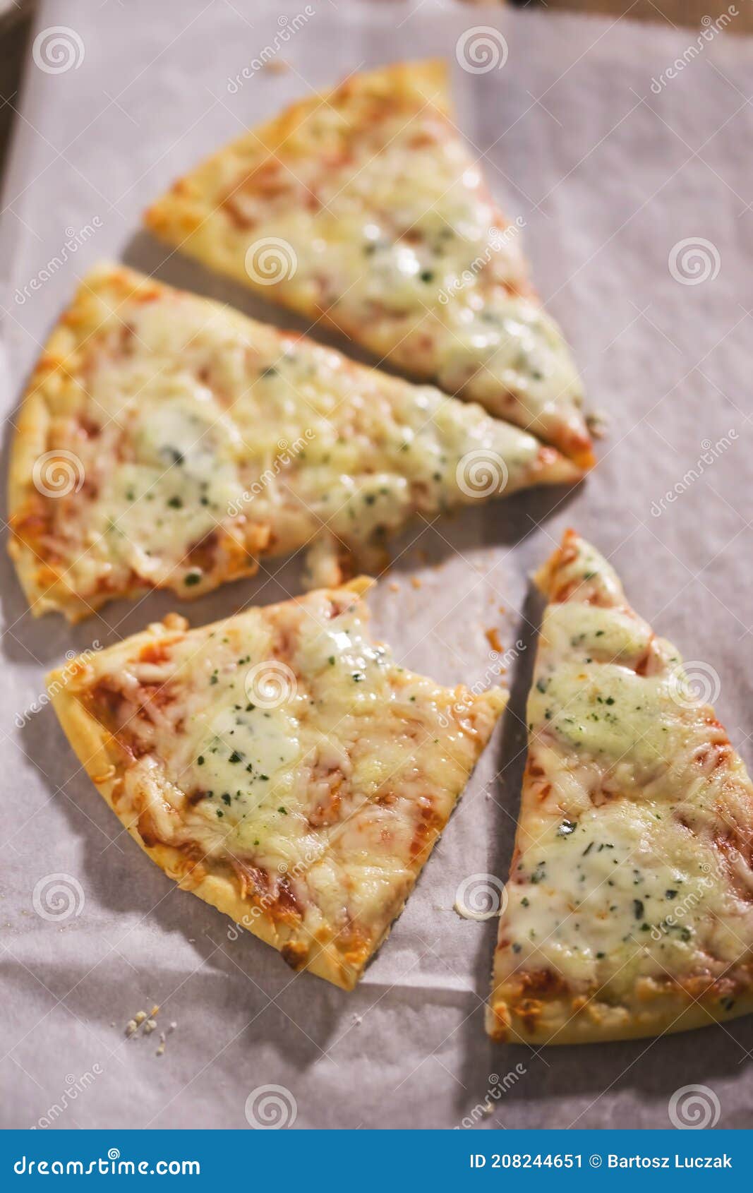 Pizza De Quatro Queijos Com Ervas Imagem de Stock - Imagem de lanche ...