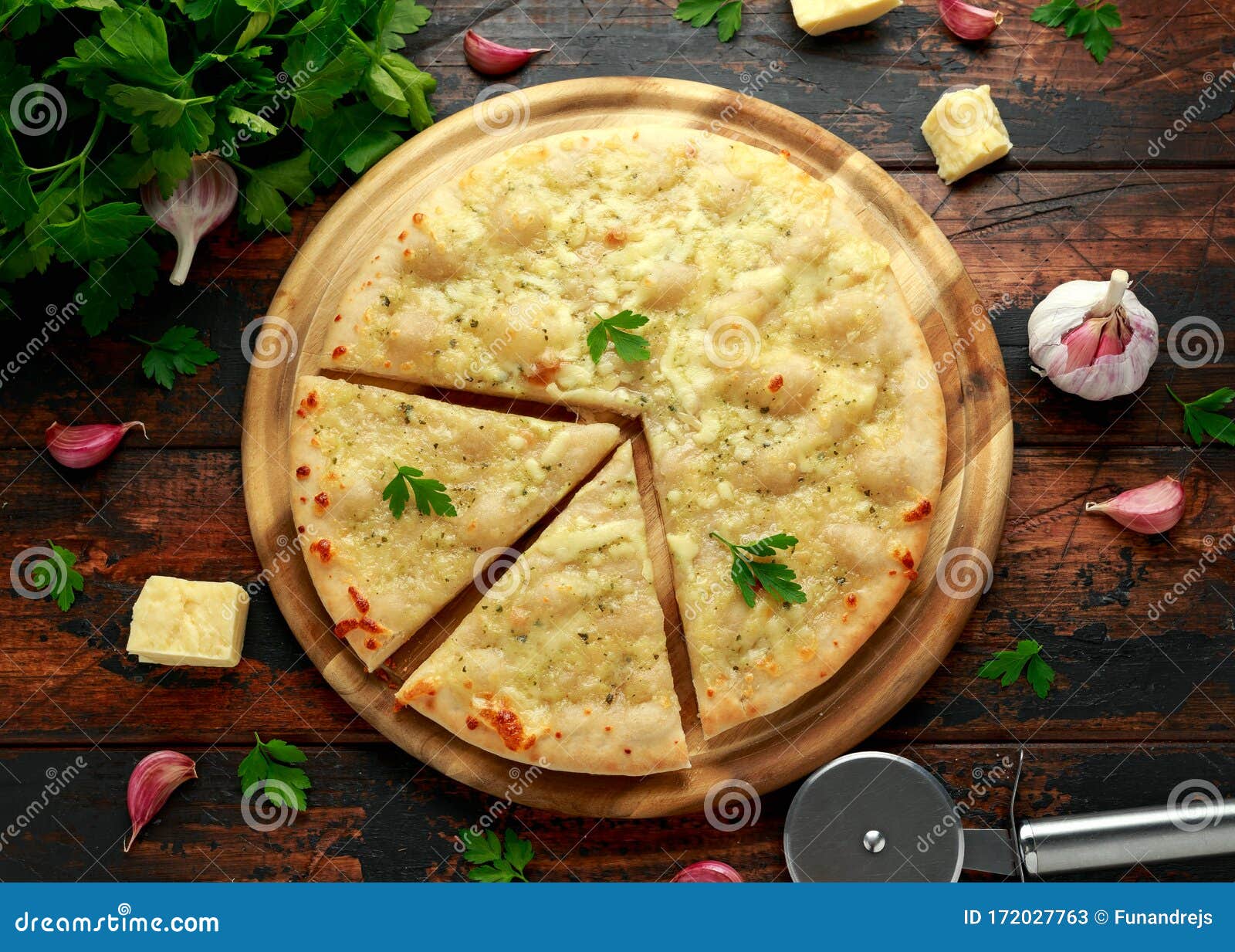 Pizza De Queijo De Alho Em Madeira Com Ervas Imagem de Stock - Imagem ...