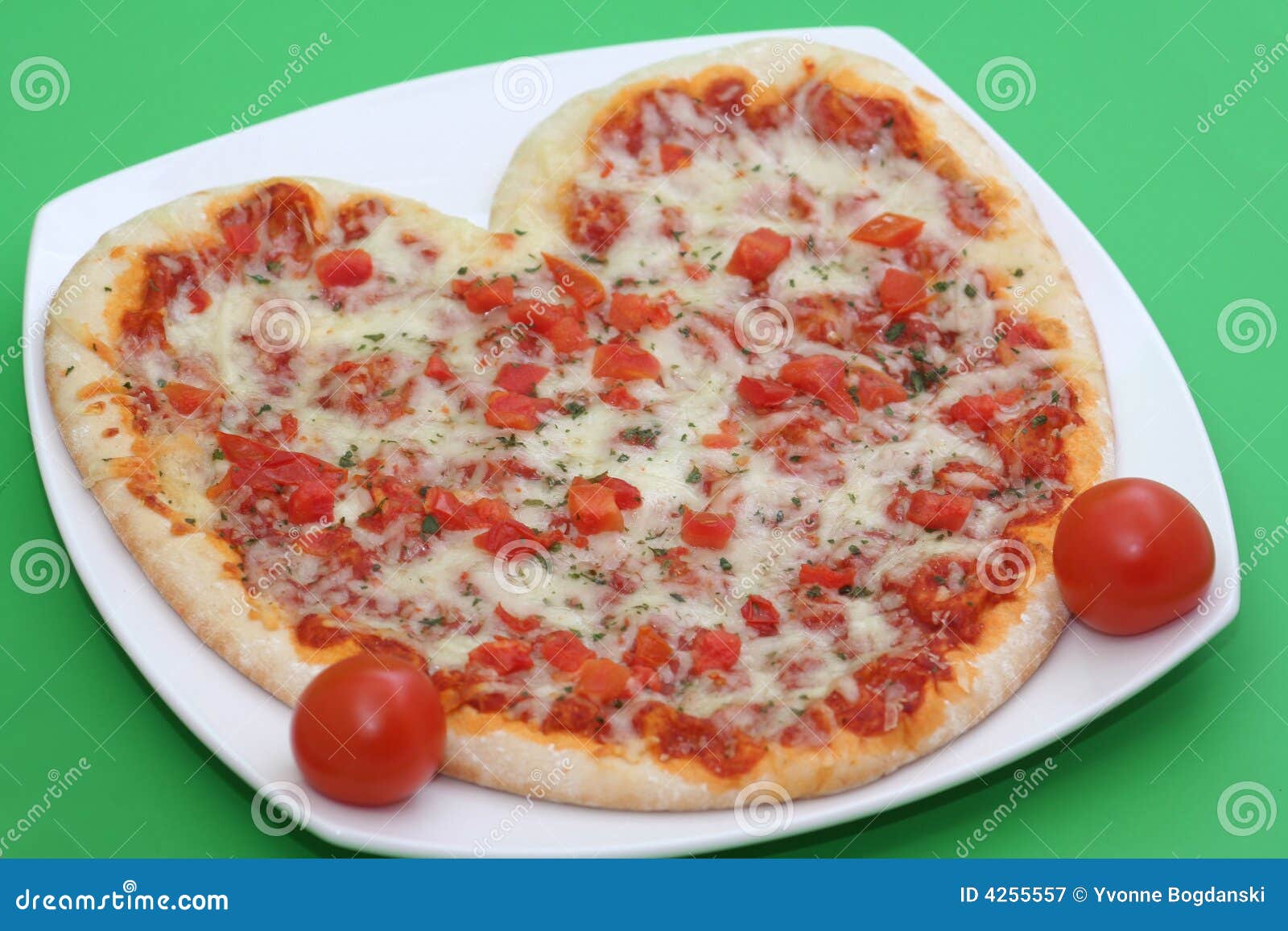 Pizza del cuore immagine stock. Immagine di italiano, pizza - 4255557