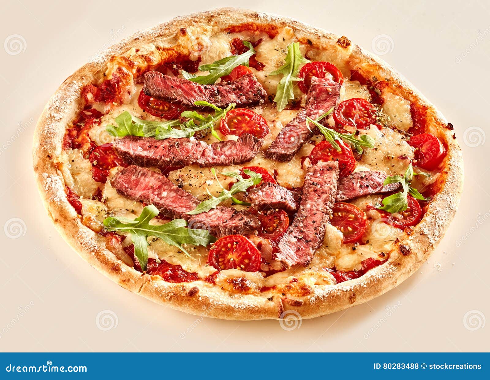Pizza Del Manzo Con Il Pomodoro E La Rucola Fotografia Stock - Immagine ...