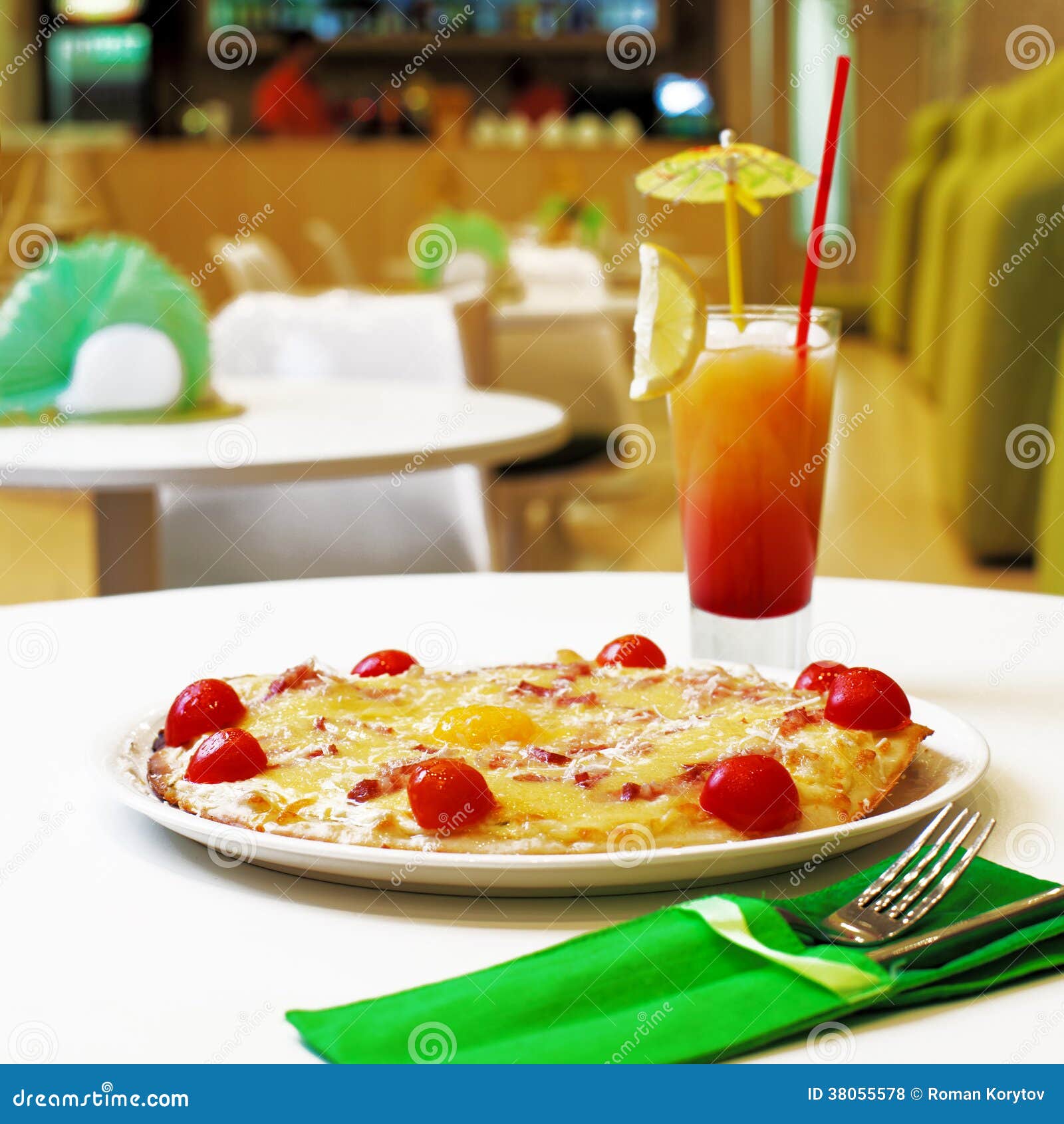 Pizza en cocktail stock foto. Image of gehakt, achtergrond - 38055578