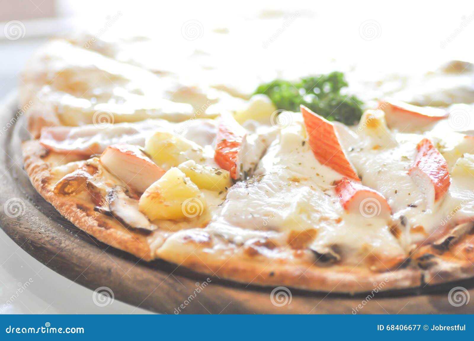 Pizza En La Bandeja De Madera Imagen de archivo - Imagen de derretido ... Pizza En La Bandeja De Madera Imagen de archivo - Imagen de derretido ...