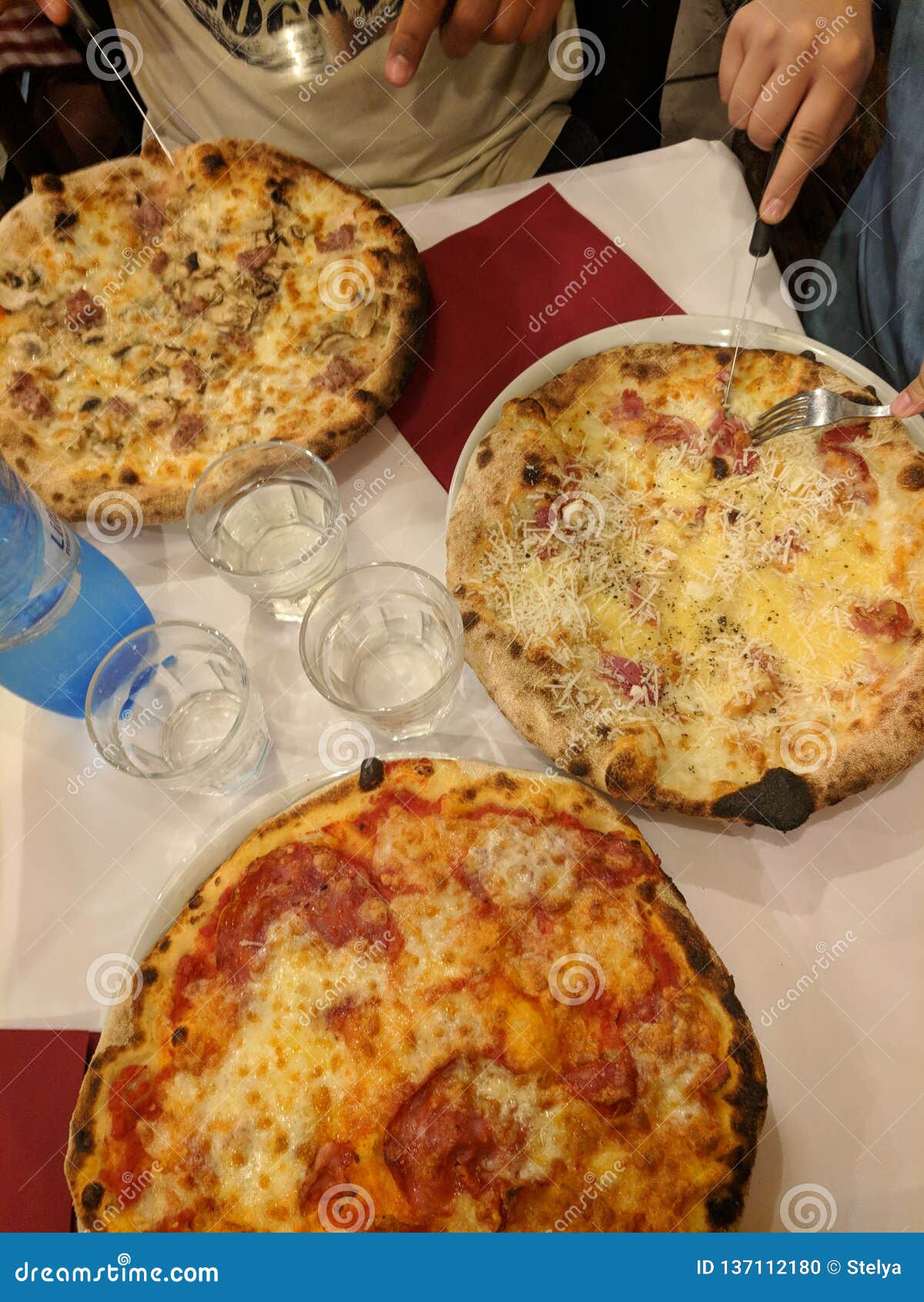 Pizza en Roma Italia foto de archivo. Imagen de italia - 137112180