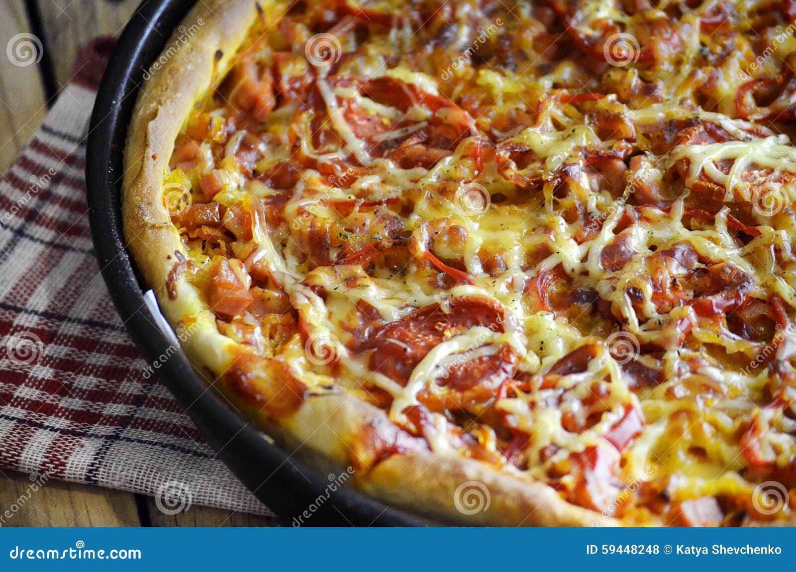 Pizza faite maison photo stock. Image du organique, fromage - 59448248