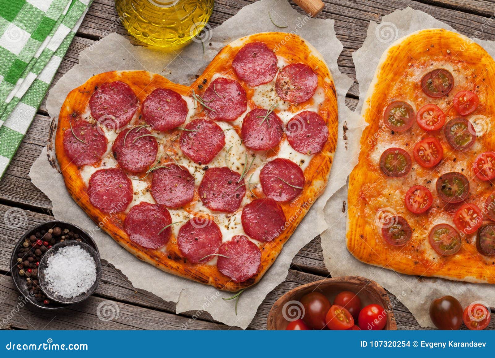 Pizza a forma di del cuore fotografia stock. Immagine di pizza - 107320254