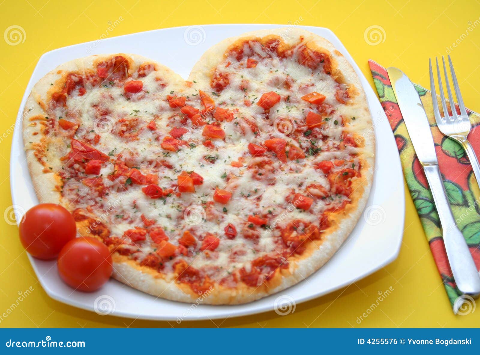 Pizza a forma di del cuore fotografia stock. Immagine di simbolo - 4255576