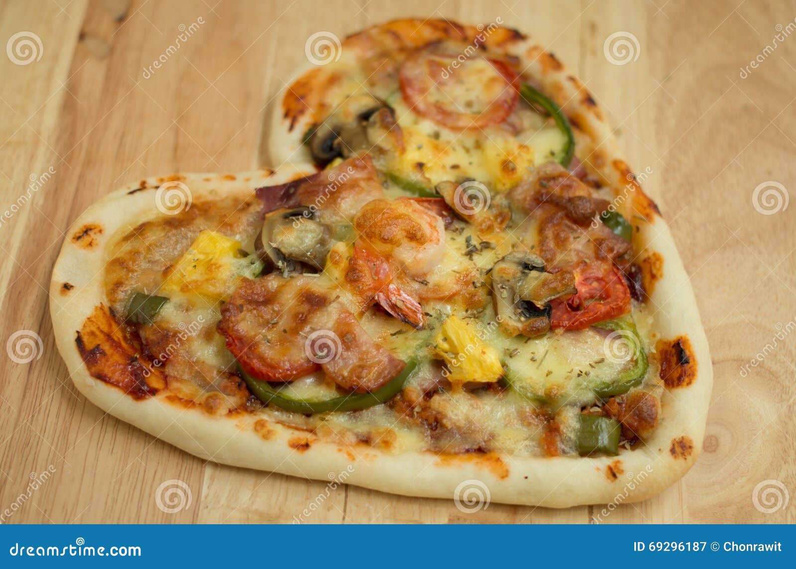Pizza a forma di del cuore immagine stock. Immagine di cuore - 69296187