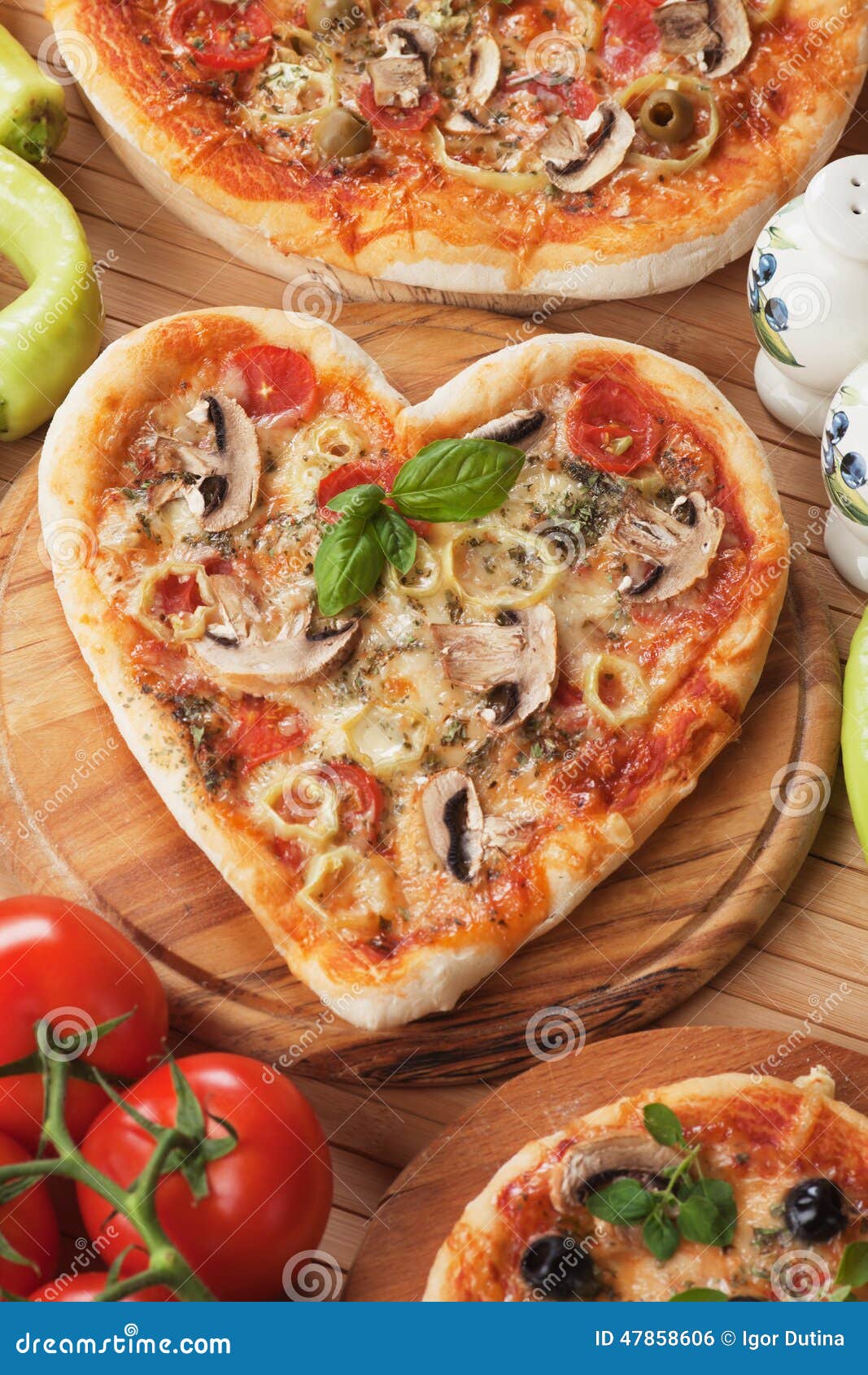 Pizza a Forma Di Di Funghi Del Cuore Fotografia Stock - Immagine di ...