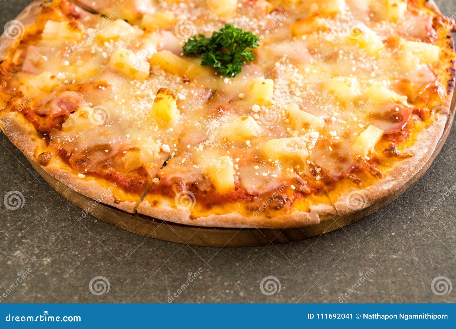 Pizza hawaiana en la tabla imagen de archivo. Imagen de alimento ...