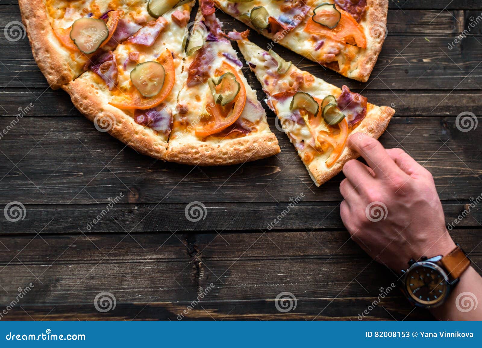Pizza Italienne Sur La Table En Bois Image stock - Image du viande ...