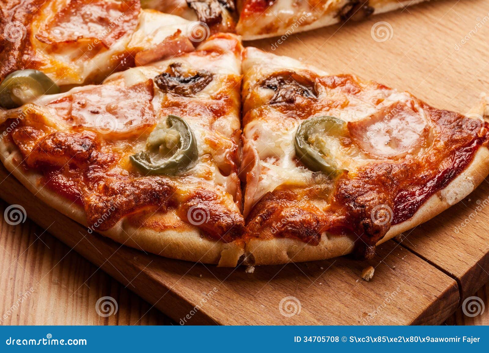 Pizza med ost och skinka arkivfoto. Bild av värme, bakelse - 34705708