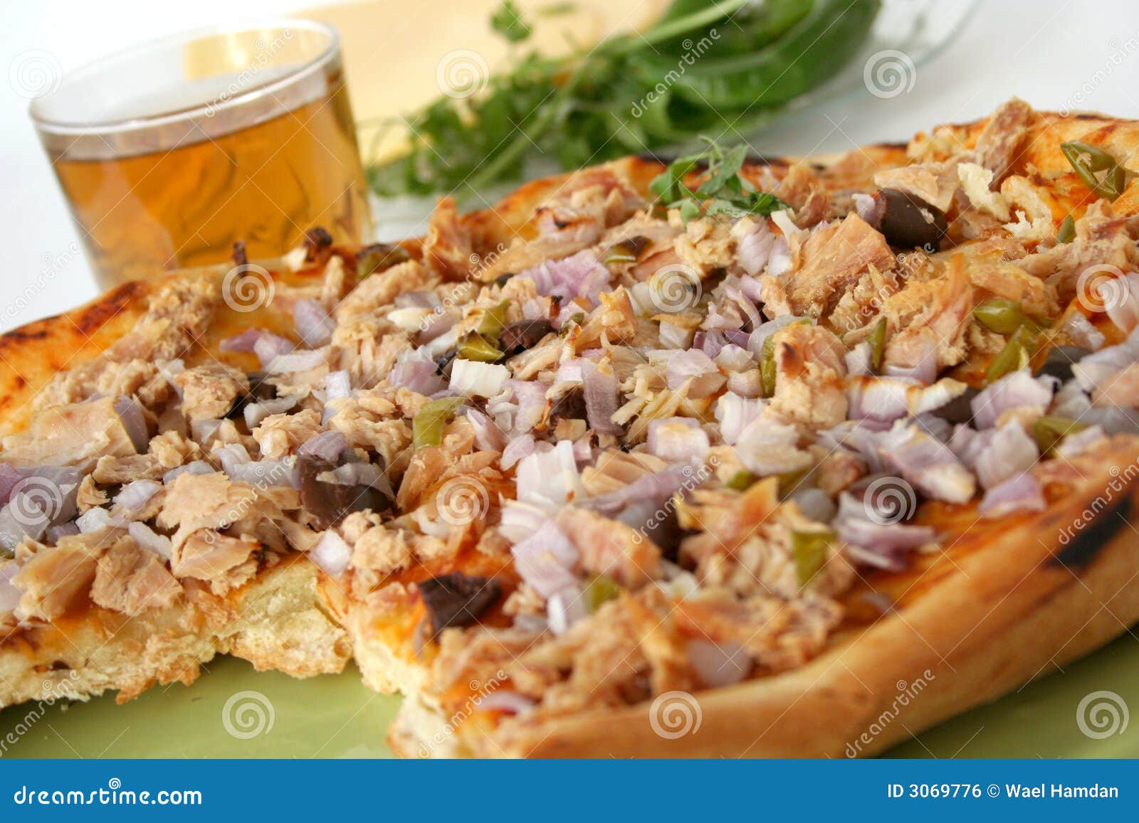 Pizza met tonijn stock foto. Image of pizza, meeneem, knoflook - 3069776