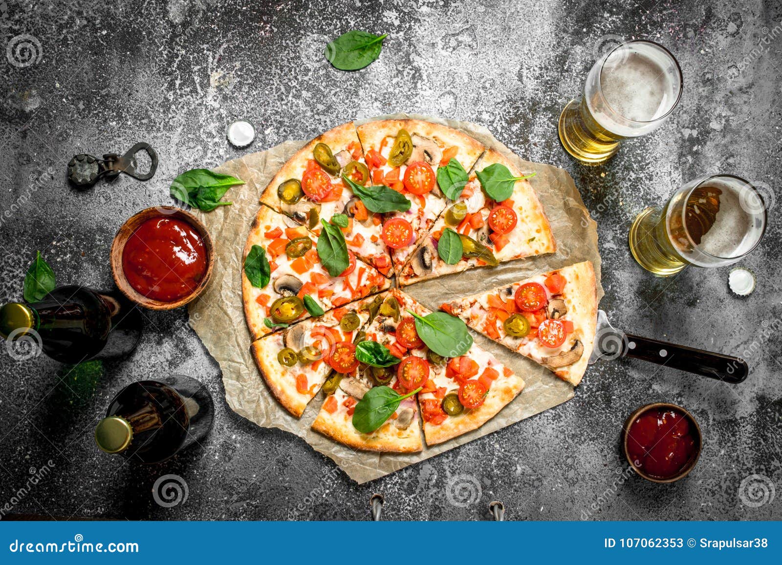 Pizza Mexicana Com Cerveja Fria Imagem de Stock - Imagem de molho ...