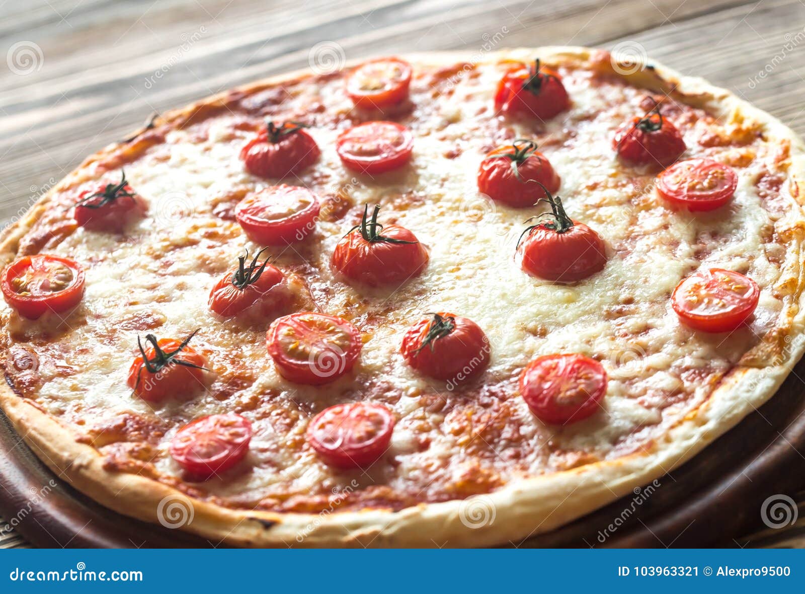 Pizza Mit Kirschtomaten Und Mozzarella Stockbild - Bild von käse ...