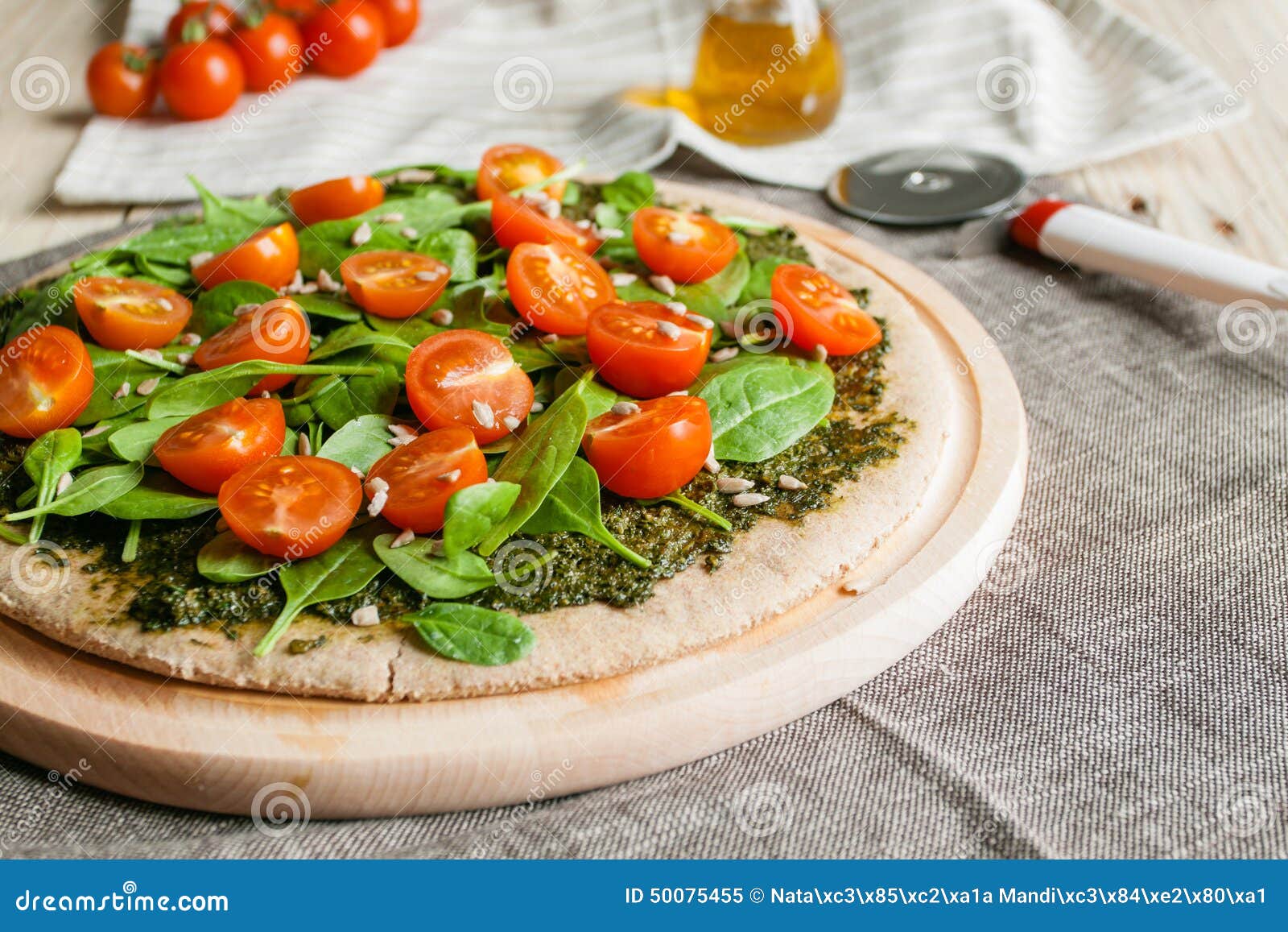 Pizza Mit Pesto-, Spinats- Und Kirschtomaten Stockbild - Bild von pizza ...
