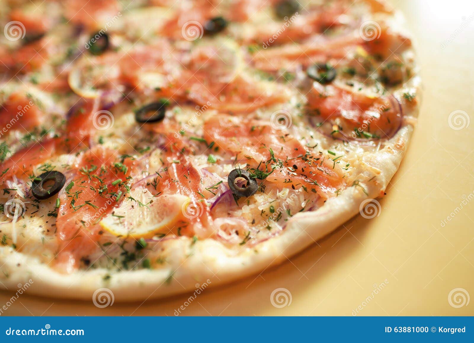 Pizza mit roten Fischen stockfoto. Bild von küche, gebäck - 63881000