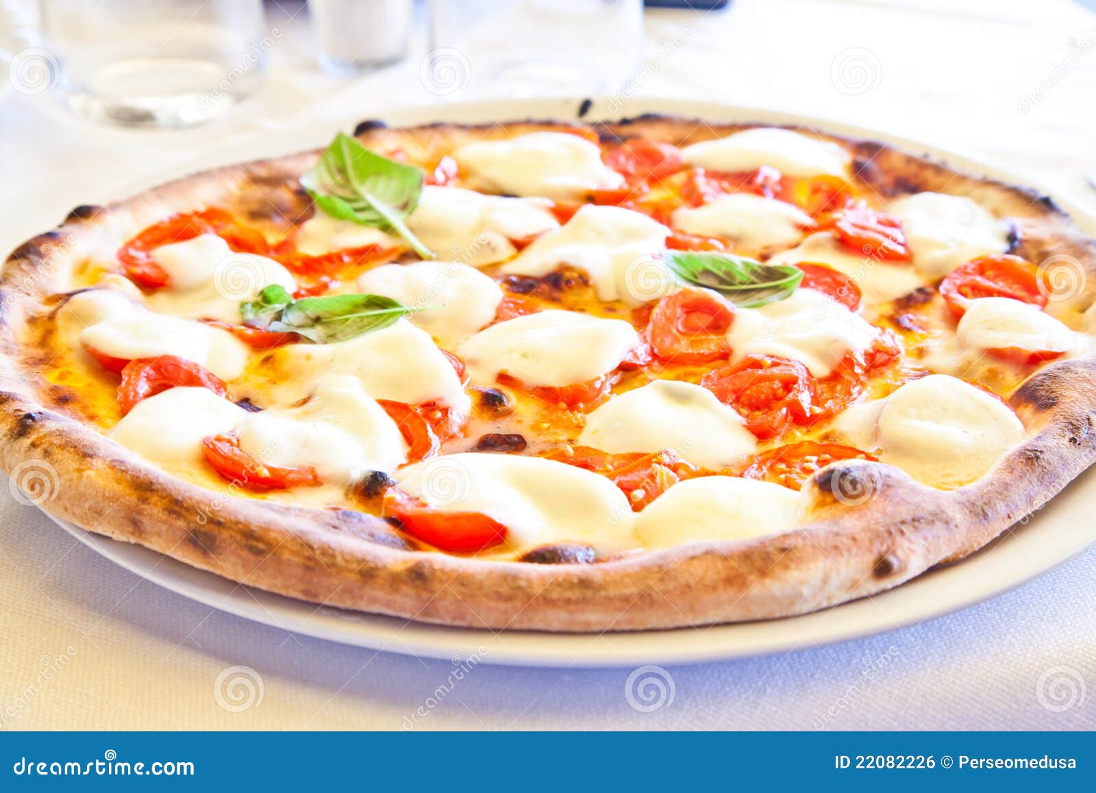 Pizza a Napoli fotografia stock. Immagine di mozzarella - 22082226