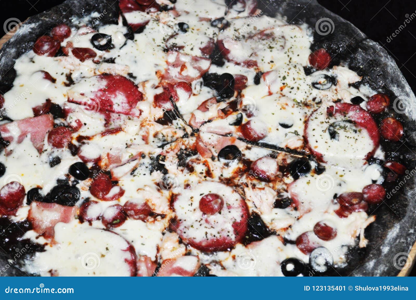 Pizza Negra Con Las Aceitunas Imagen de archivo - Imagen de queso ...