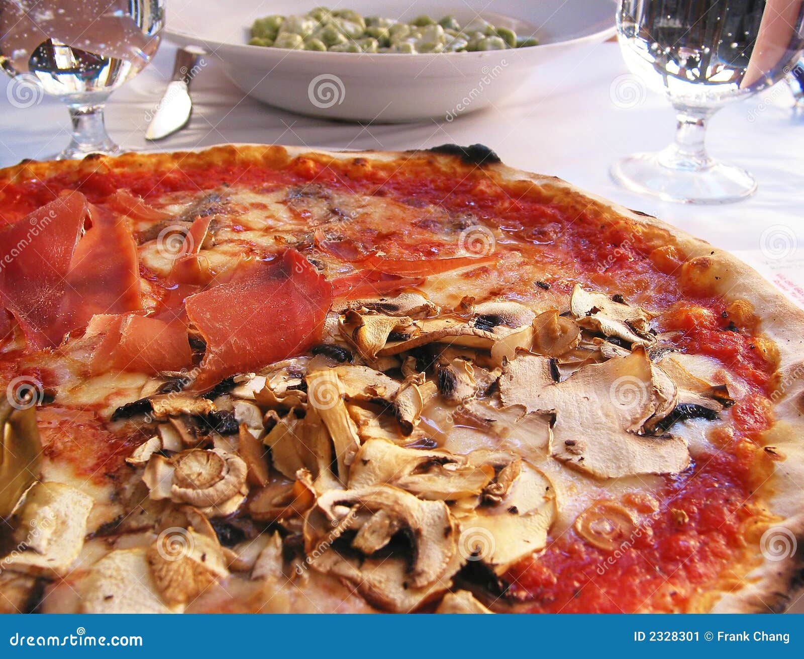 Pizza No Café Da Borda Da Estrada Em Roma Imagem de Stock - Imagem de ...