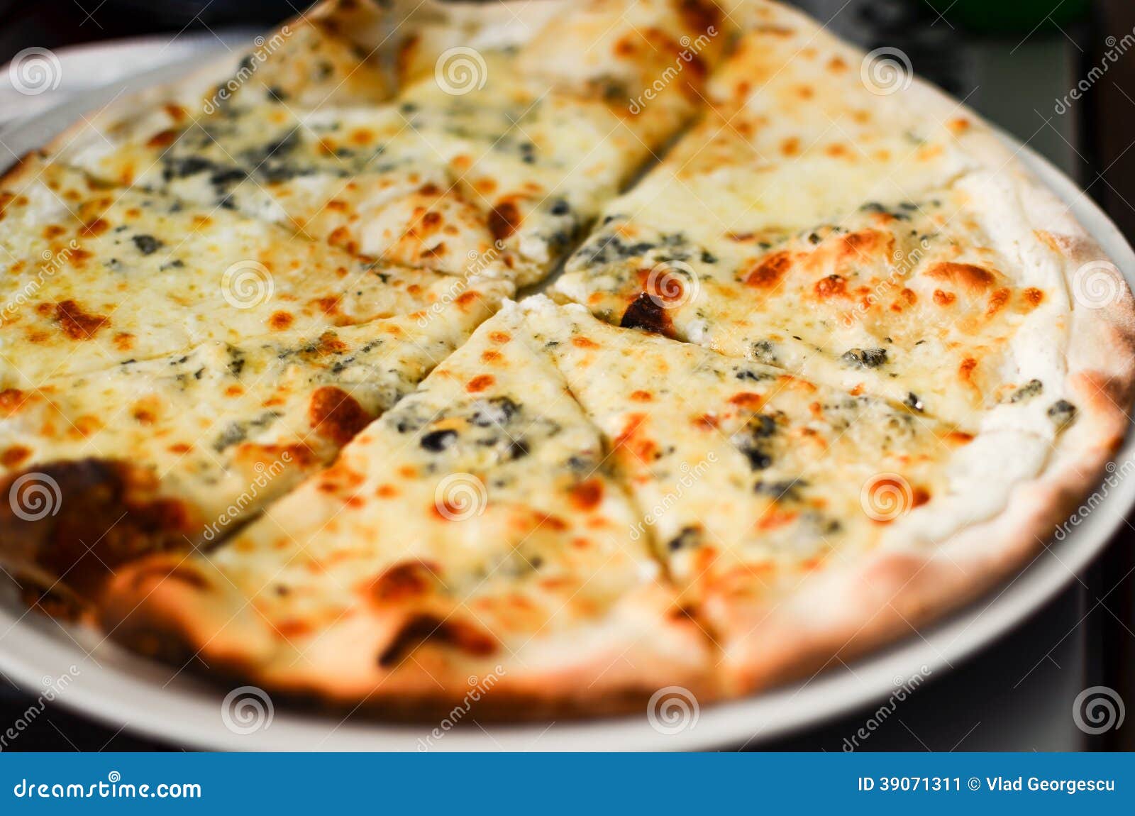 Pizza Quattro Formaggi stock afbeelding. Image of korst - 39071311