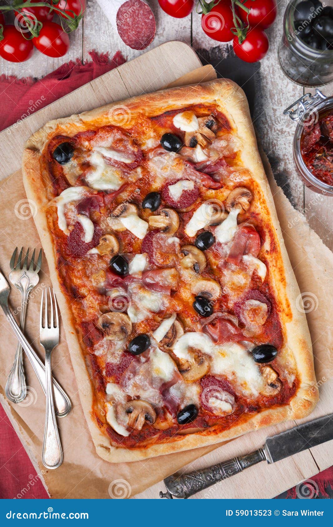 Pizza Rectangulaire Faite Maison Sur Une Table Rustique Image stock ...