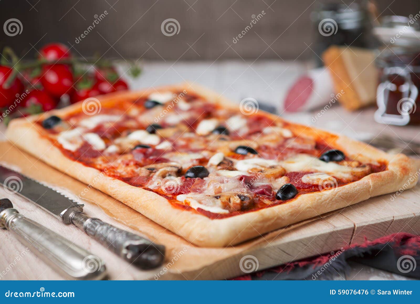 Pizza Rectangular Hecha En Casa En Una Tabla Rústica Foto de archivo ...