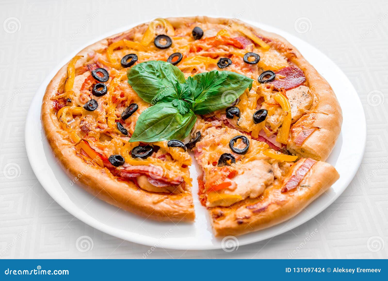 Pizza Redonda Em Uma Placa Branca Foto de Stock - Imagem de pizza ...