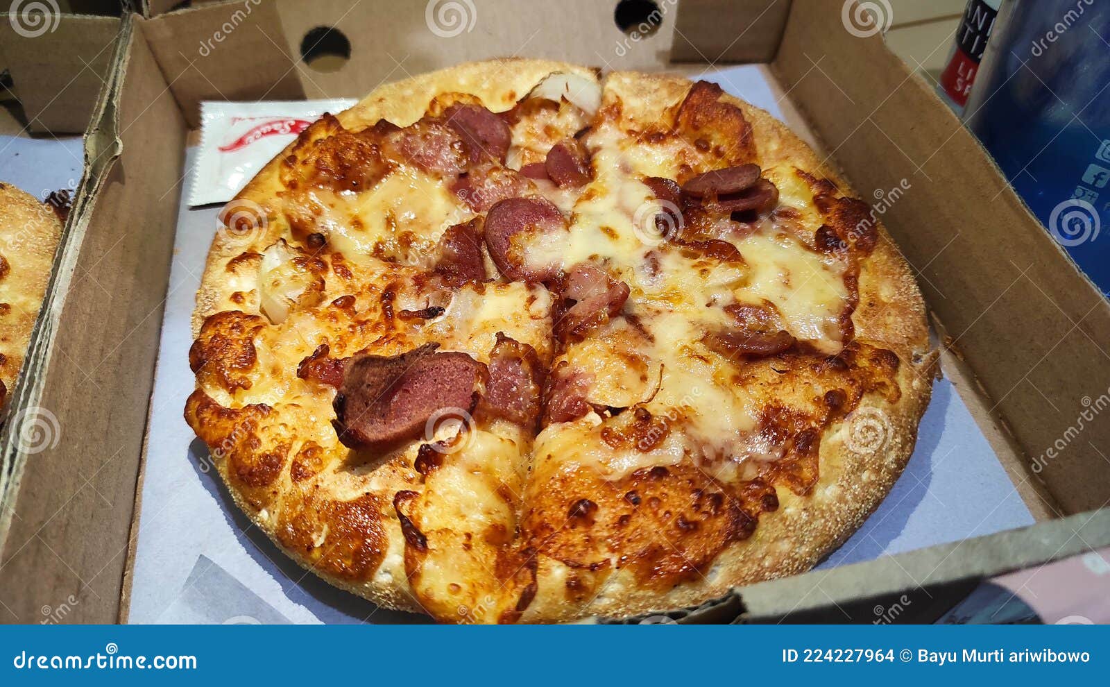 Pizza redonda en la caja foto de archivo. Imagen de carne - 224227964