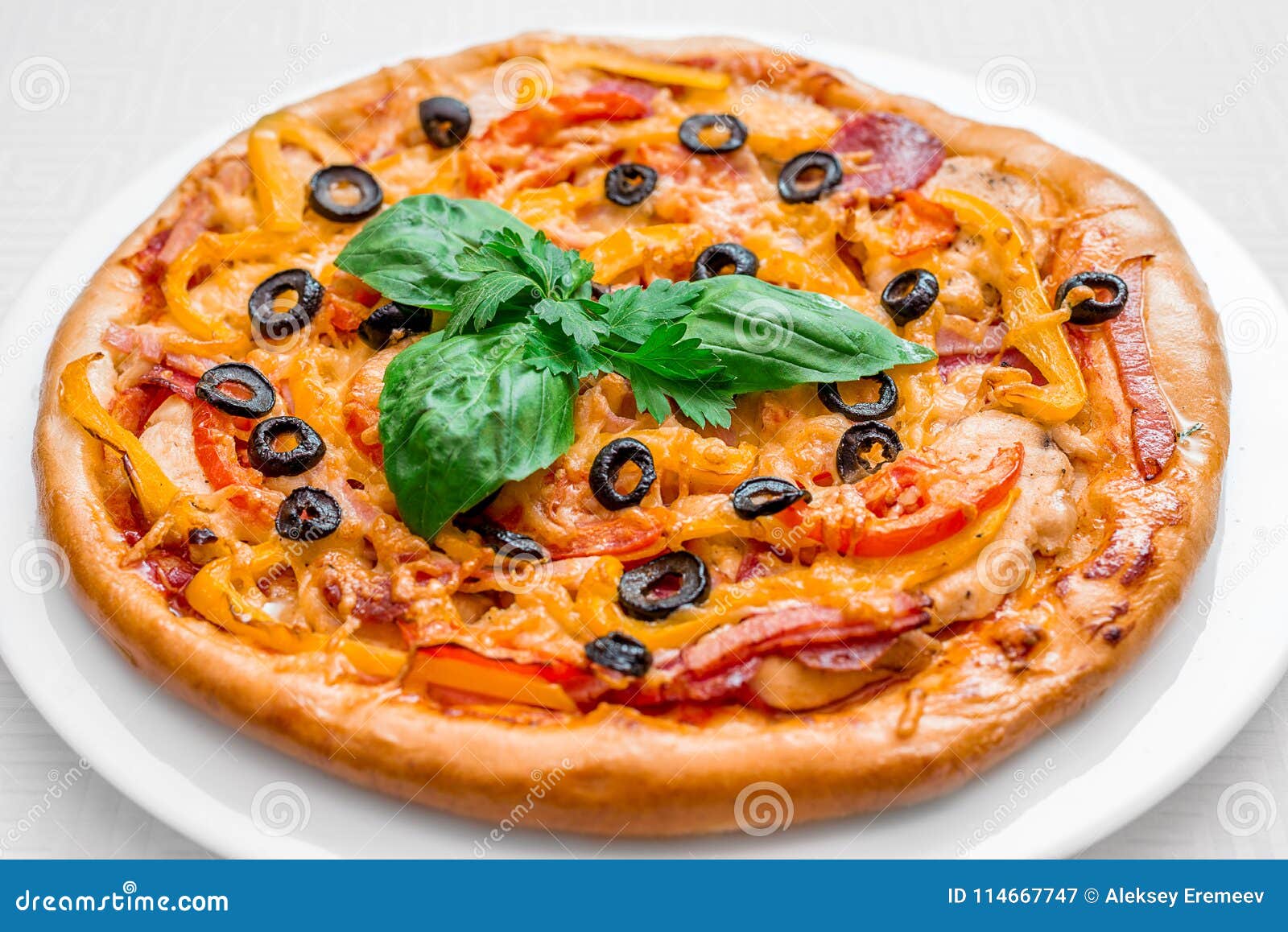 Pizza Rotonda Su Un Piatto Bianco Immagine Stock - Immagine di pane ...