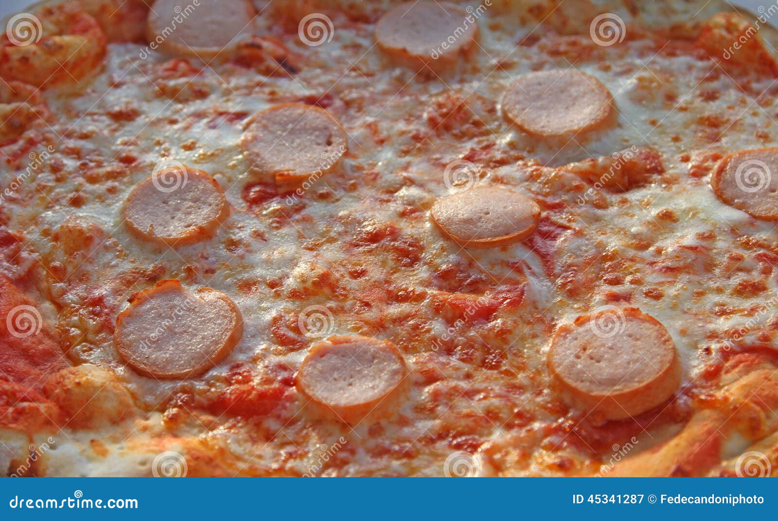 Pizza Sabrosa Con El Tomate Y El Wurstel De La Mozzarella Imagen de ...