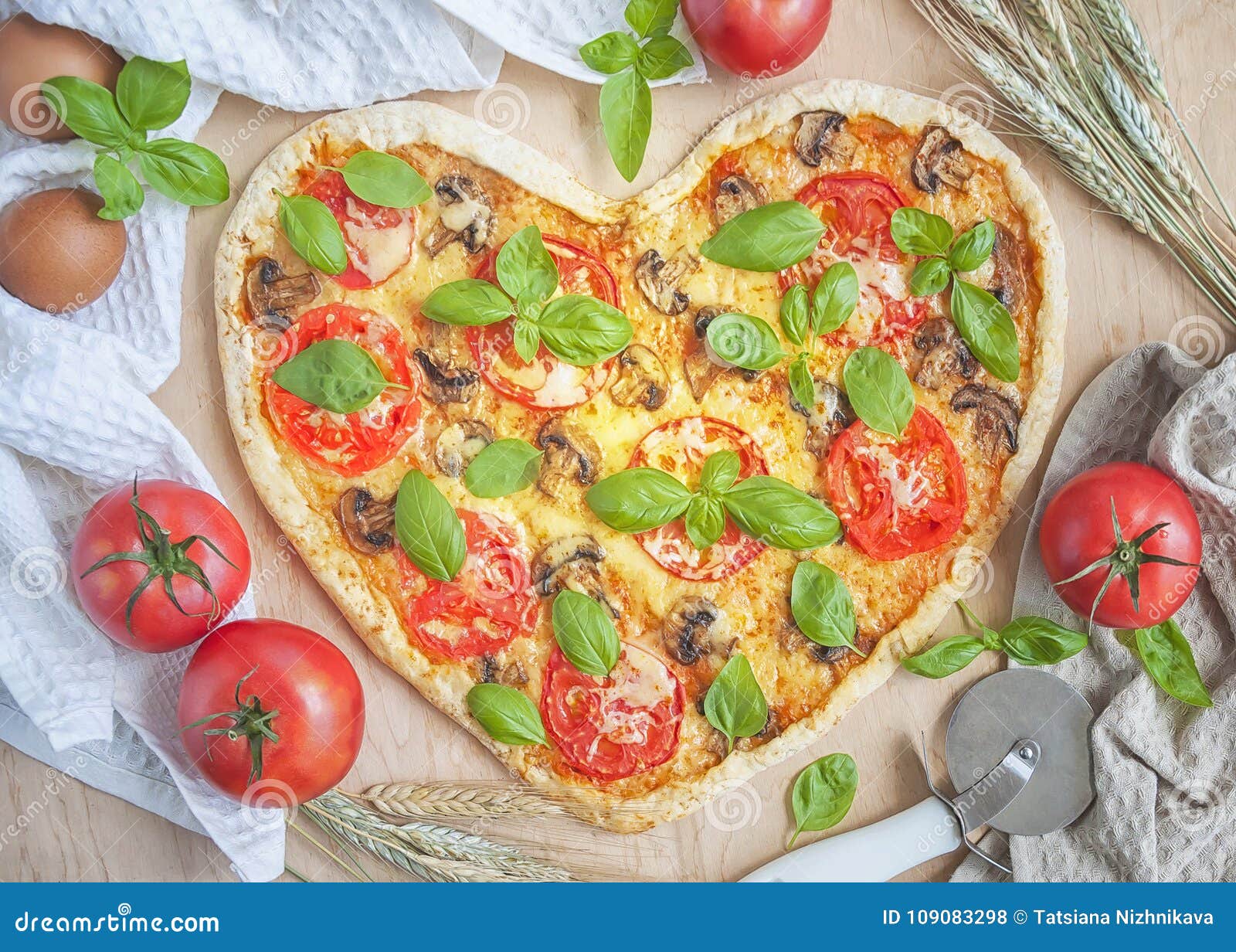 Pizza Sotto Forma Di Un Cuore Fotografia Stock - Immagine di uova ...