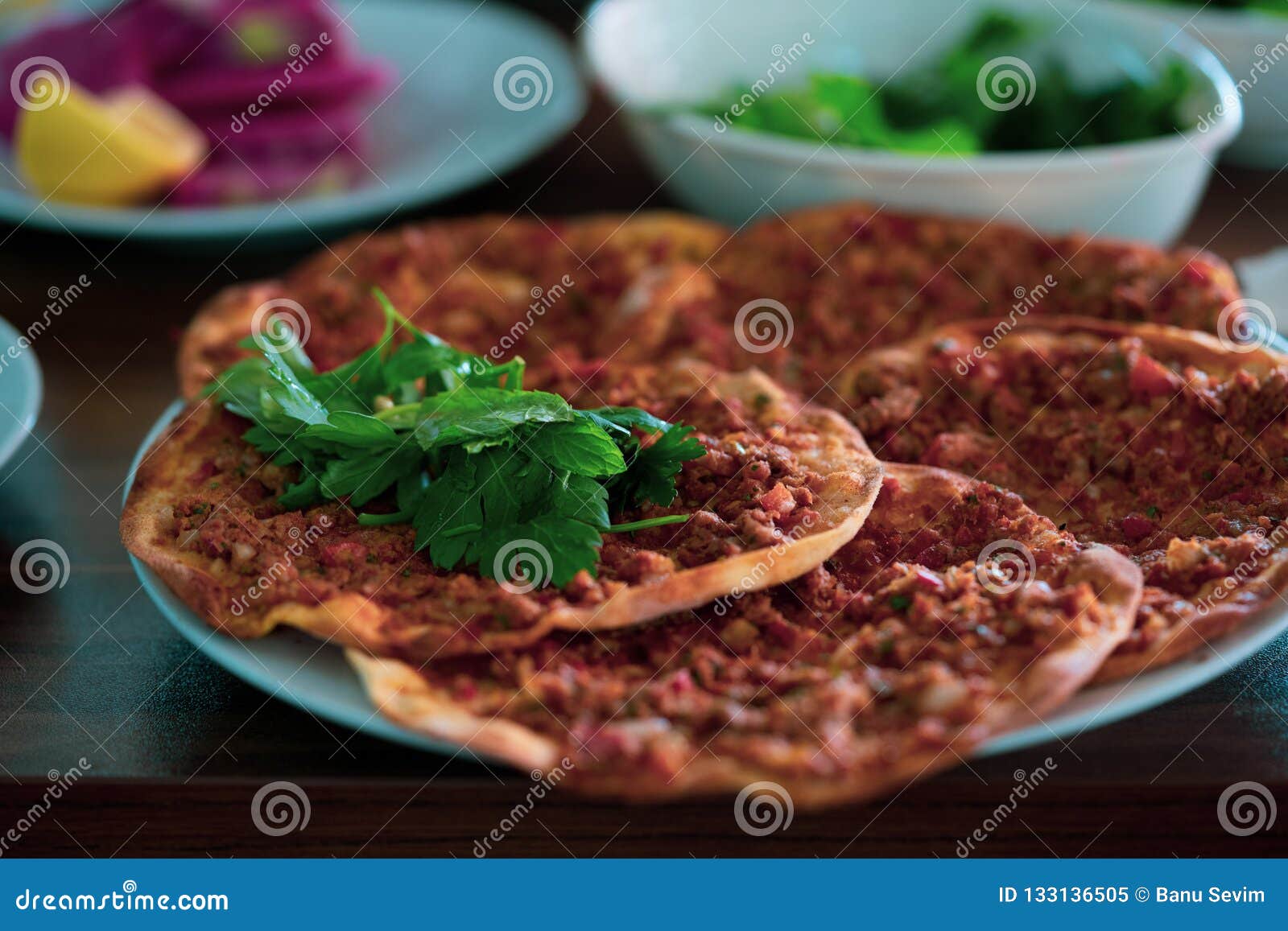 Pizza Tradicional Turca, Lahmacun Imagen de archivo - Imagen de placa ...
