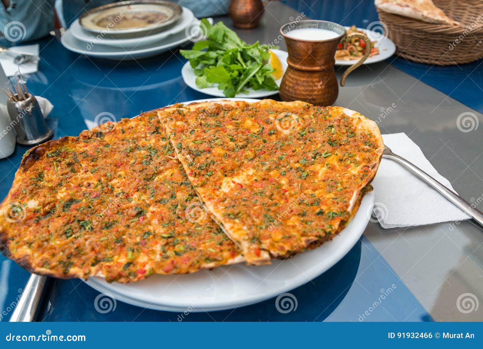 Pizza Turca De Lahmacun Na Tabela Com Ayran Foto de Stock - Imagem de ...
