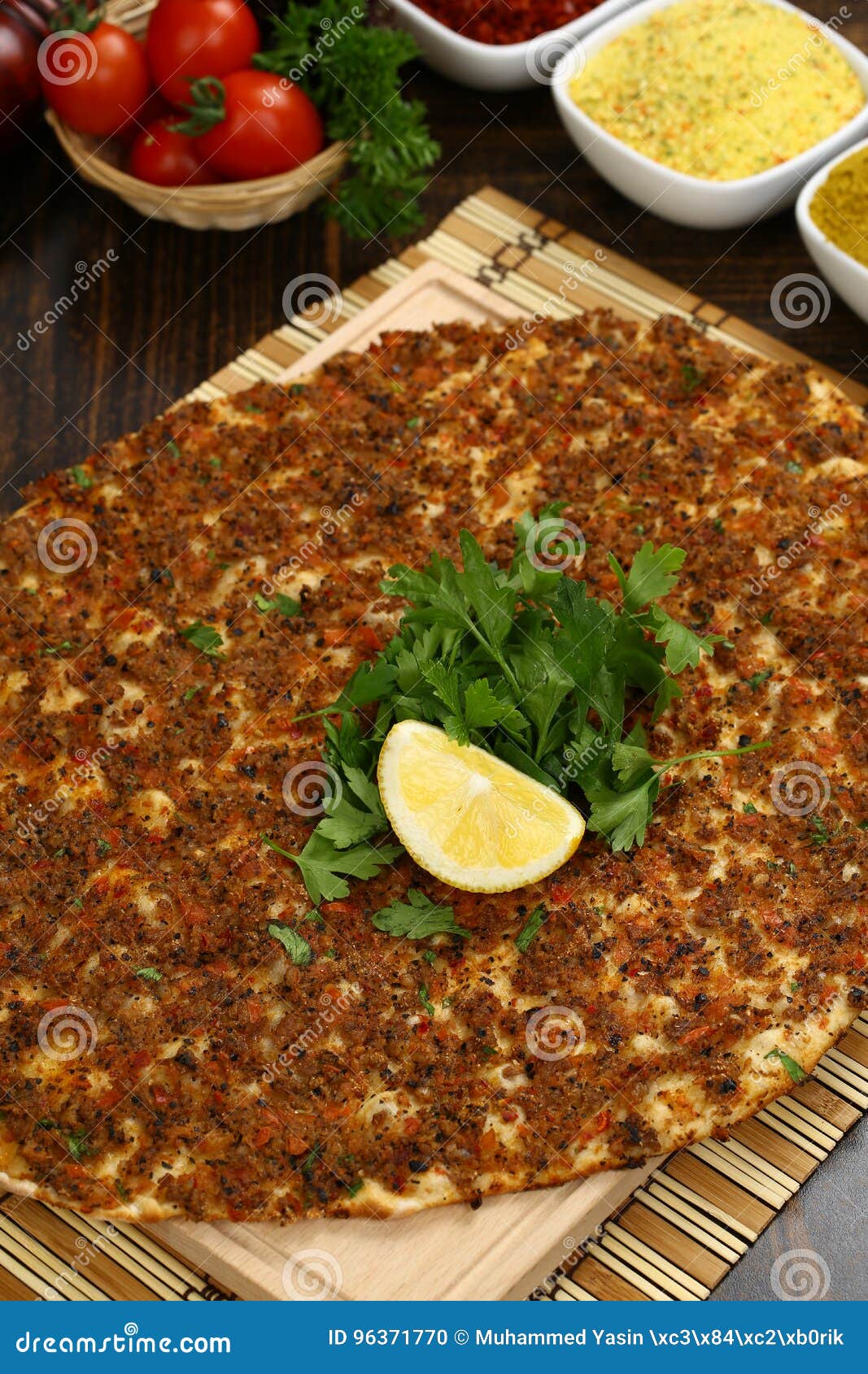 Pizza turca - Lahmacun foto de archivo. Imagen de alimento - 96371770