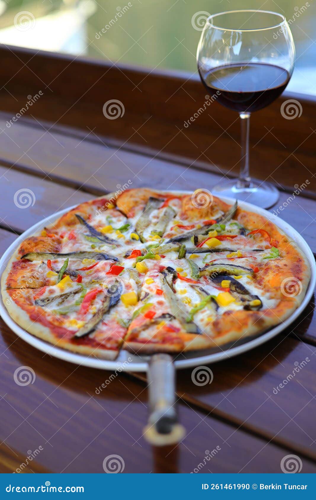 Pizza Variada Con Relleno Diferente : Tomates Salami Setas Bacon ...