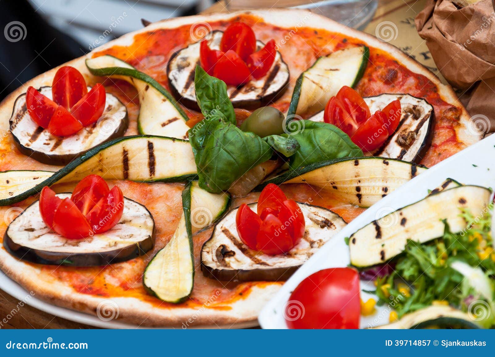 Pizza vegetariana imagen de archivo. Imagen de quebradizo - 39714857