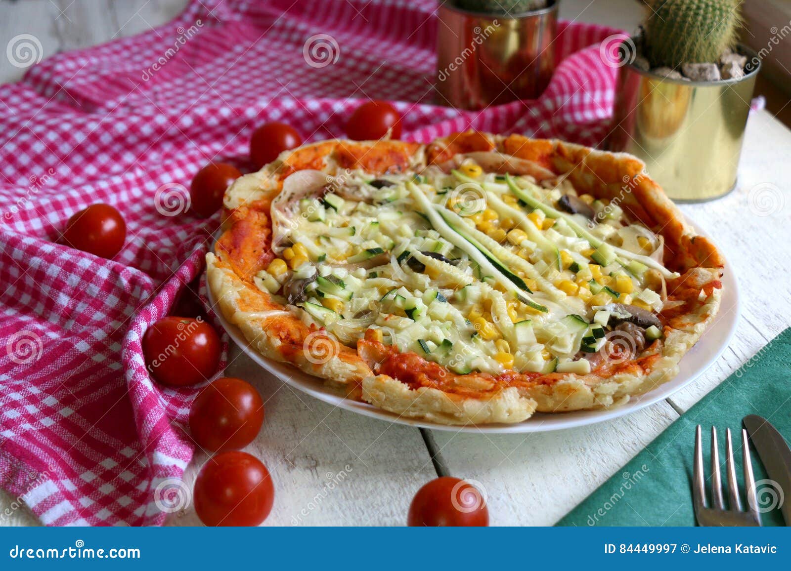 Pizza vegetariana imagen de archivo. Imagen de rojo, servido - 84449997